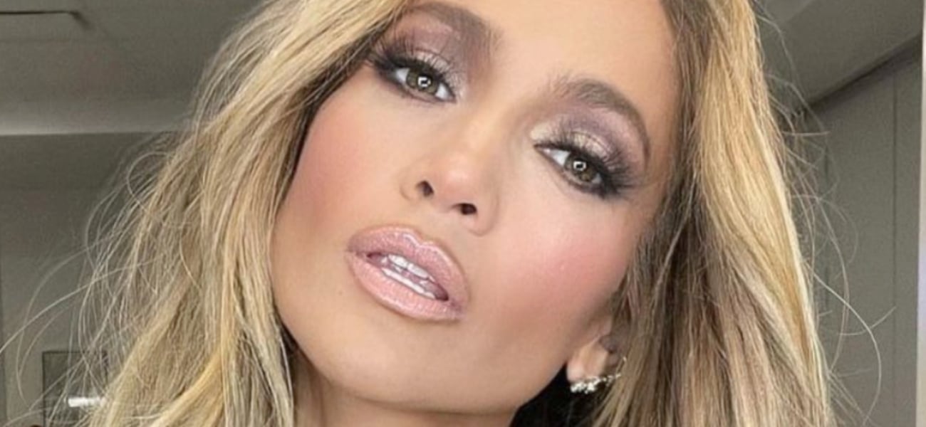 Jennifer Lopez Stuns in Curve-Hugging Slit Dress · Daily Beirut